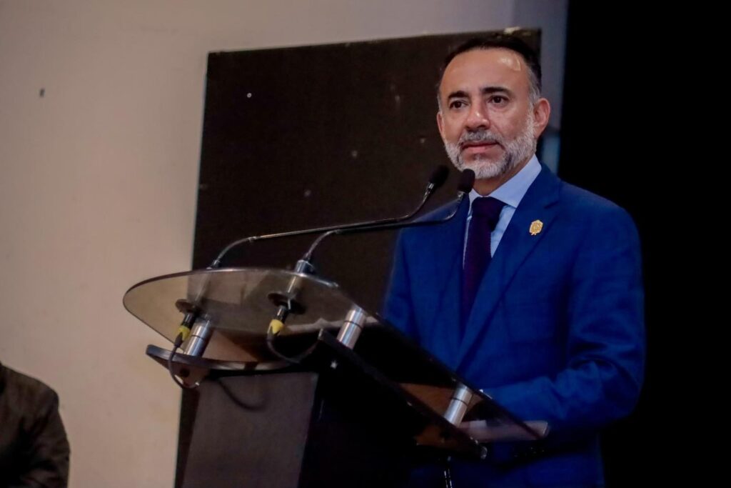 DENUNCIA FERNANDO FLORES LA SUSPENSIÓN DE UN ARCO TECHO EN EL CECyTEM ...